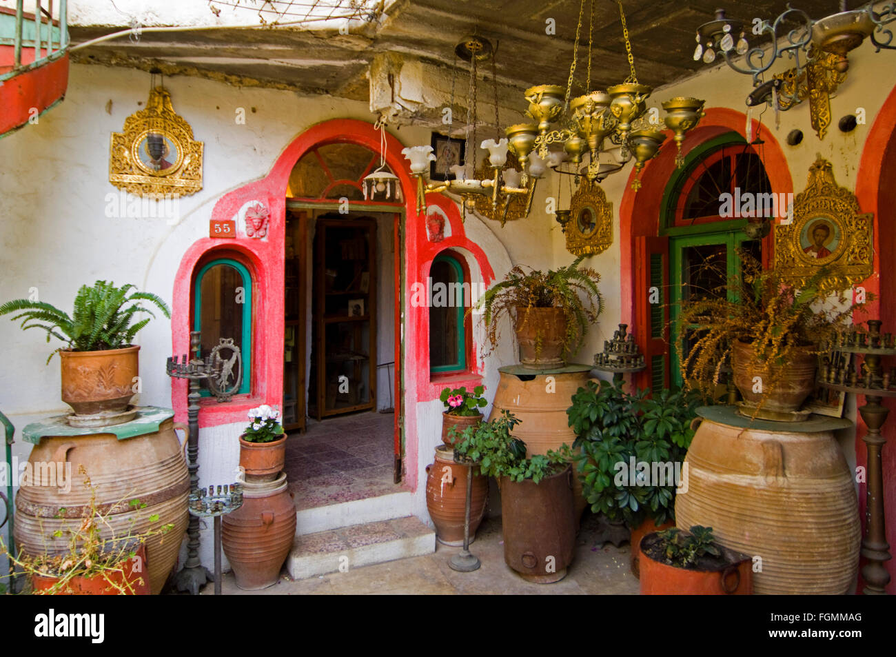 Griechenland, Kreta, Asomatos, im Dorfmuseum zeigt Dorfpiester Michalis ...