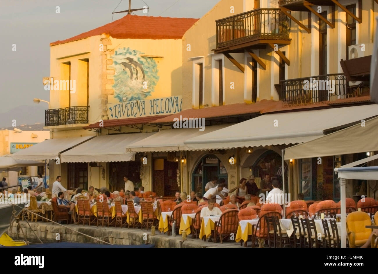 Griechenland, Kreta, Rethymnon, Restaurants und Tavernen umsäumen den ...
