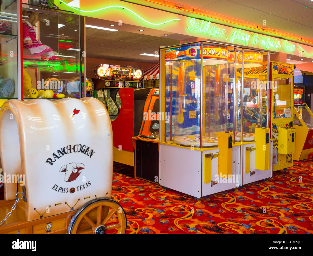 Empty arcade hi-res stock photography and images - Alamy
