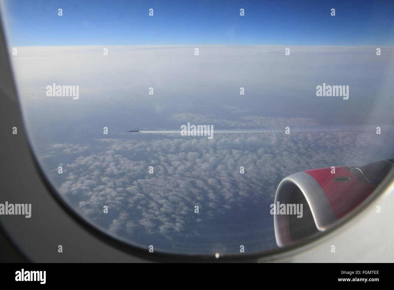 Plane flying through cloud hi-res stock photography and images - Alamy