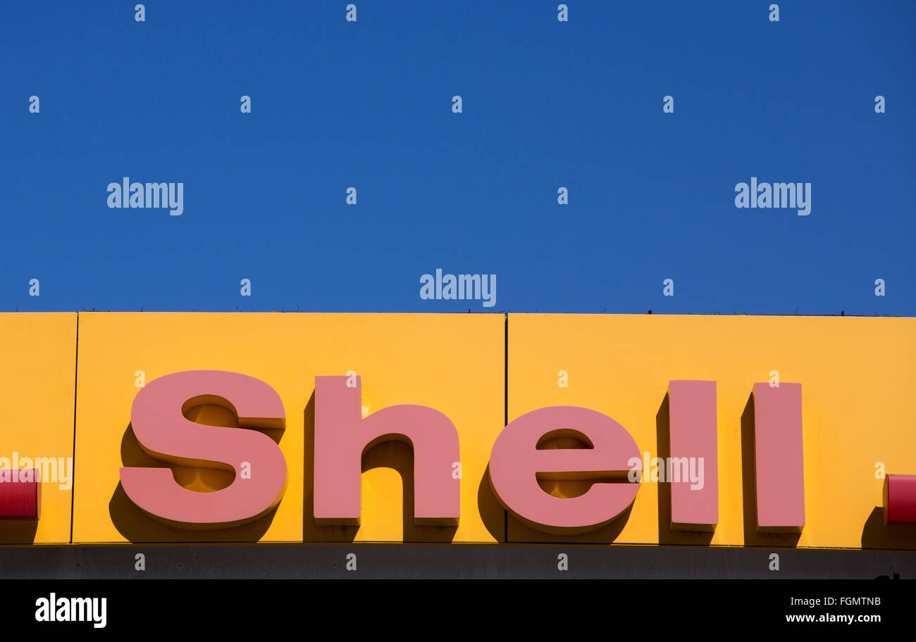 Shell gas station sign hi-res stock photography and images - Alamy