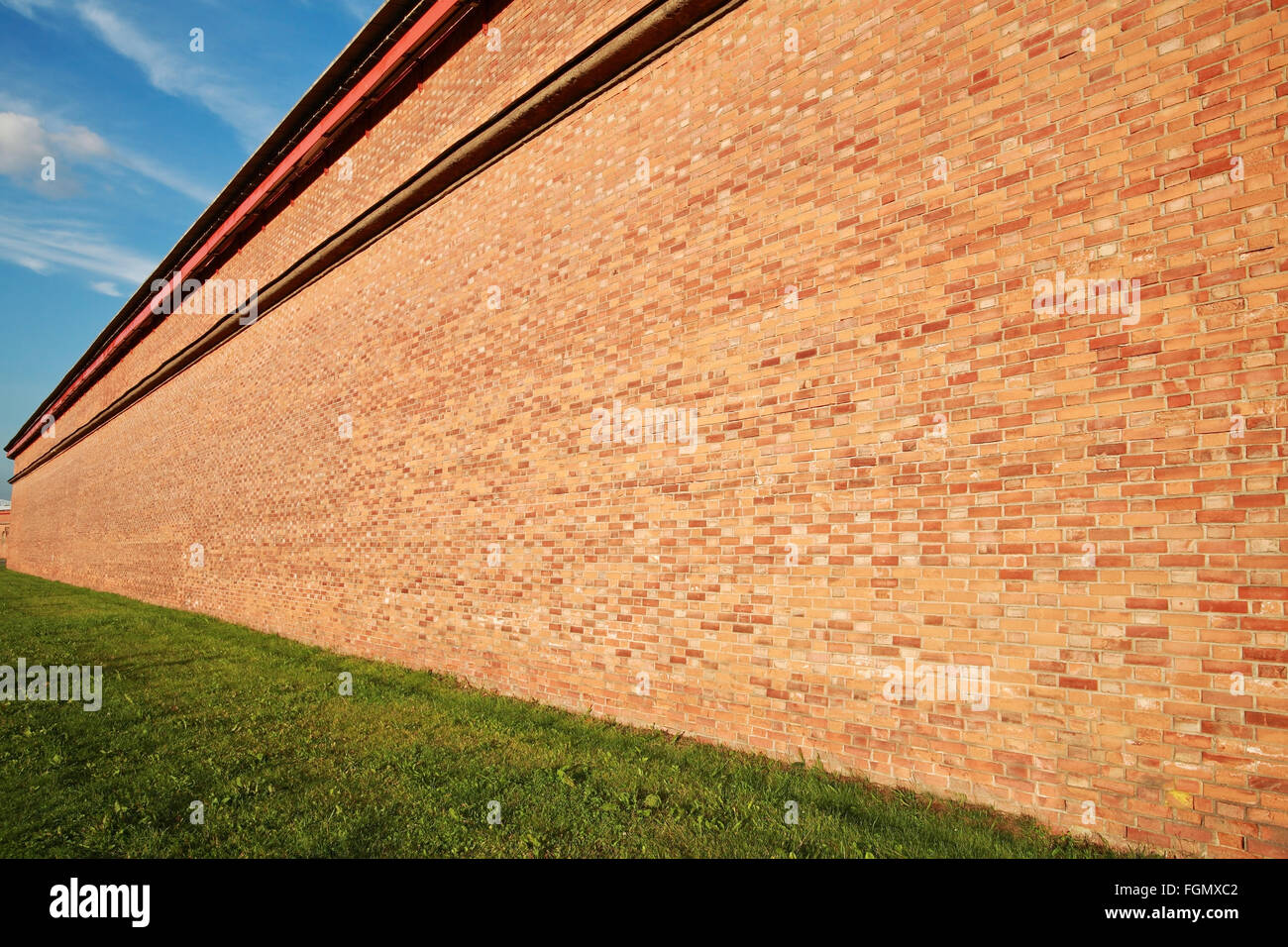 Brick wall in perspective, receding into the distance Stock Photo - Alamy