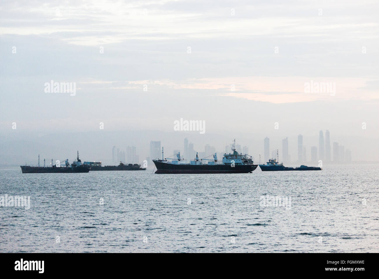 Ships in the panama canal hi-res stock photography and images - Alamy