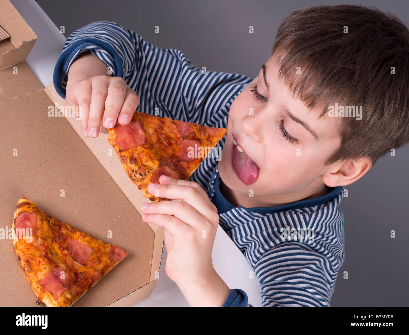 boy eating pizza Stock Photo - Alamy