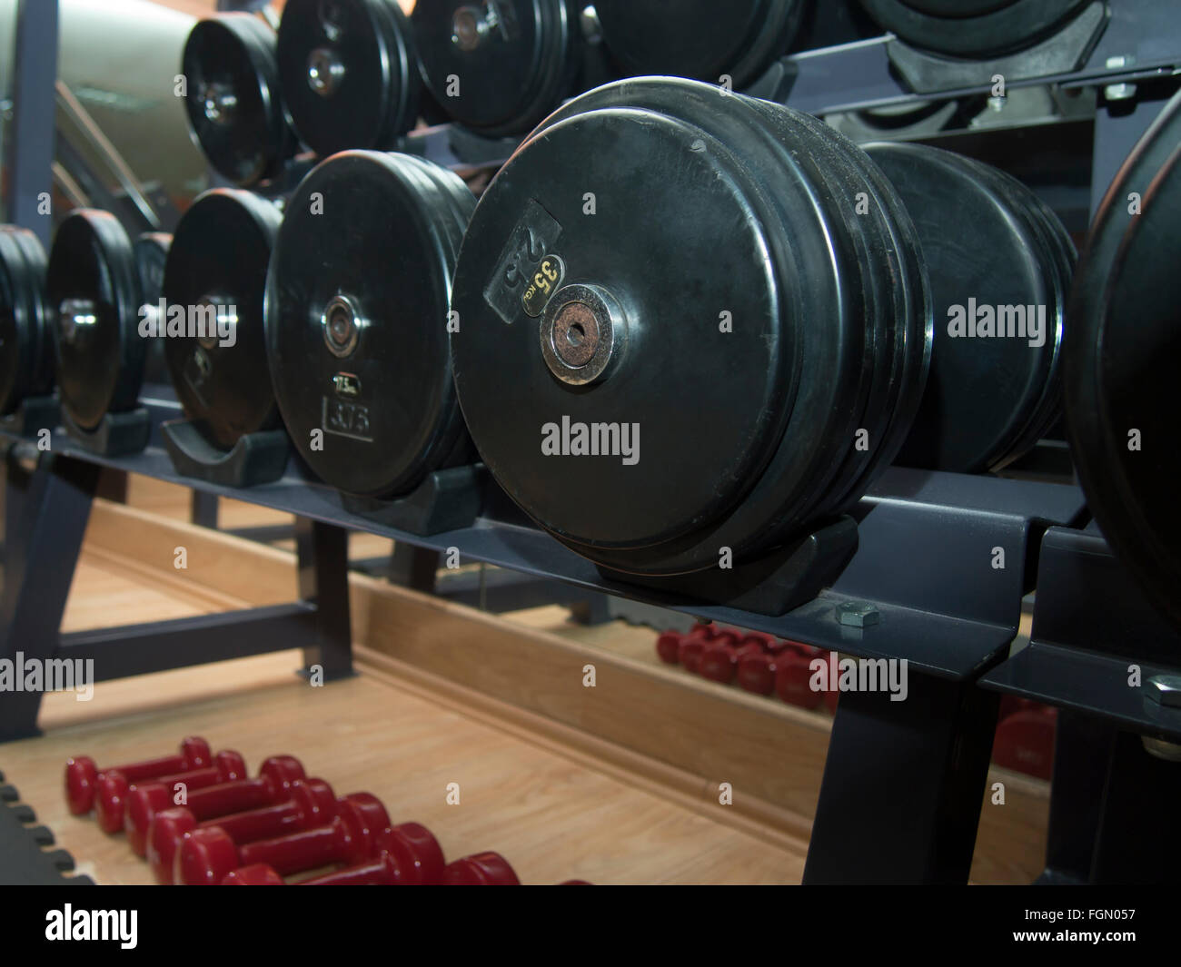 Metal barbells hi-res stock photography and images - Alamy