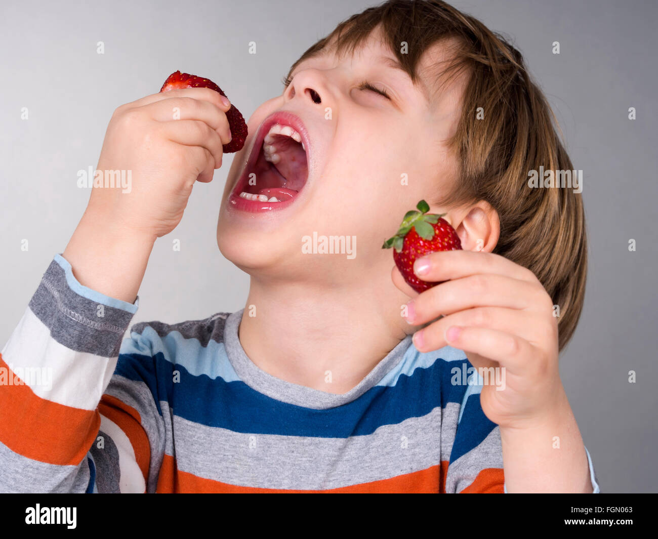 boy eating strawberries Stock Photo - Alamy