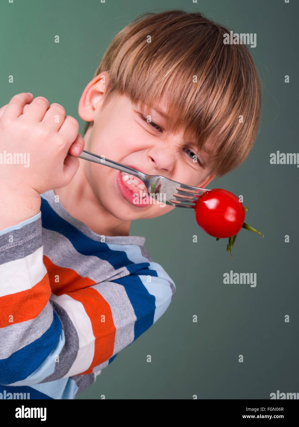 boy eating tomato Stock Photo - Alamy
