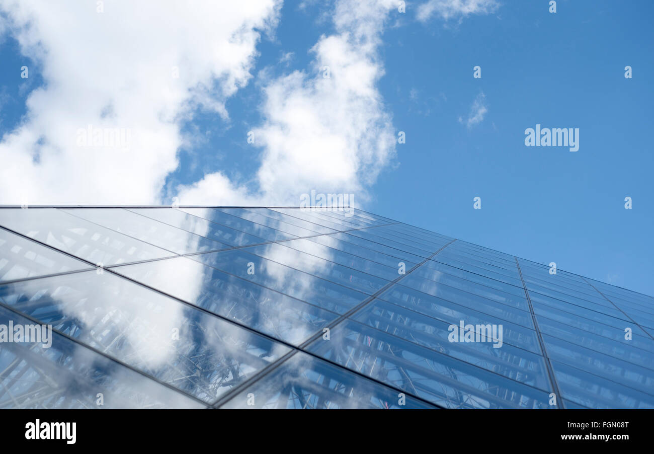 Reflection pyramid hi-res stock photography and images - Alamy