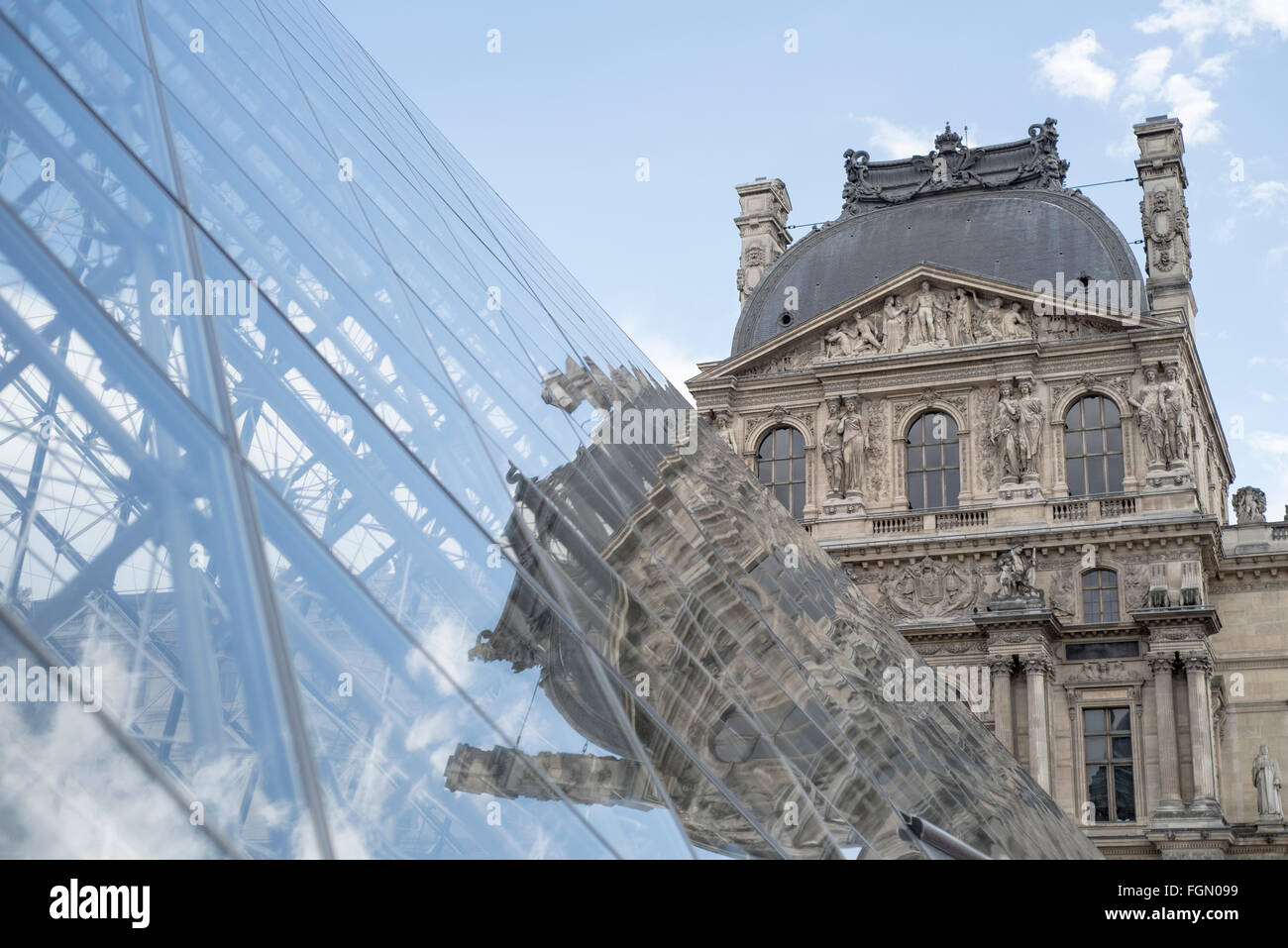 Reflection of Louvre on Louvre Pyramid Stock Photo - Alamy