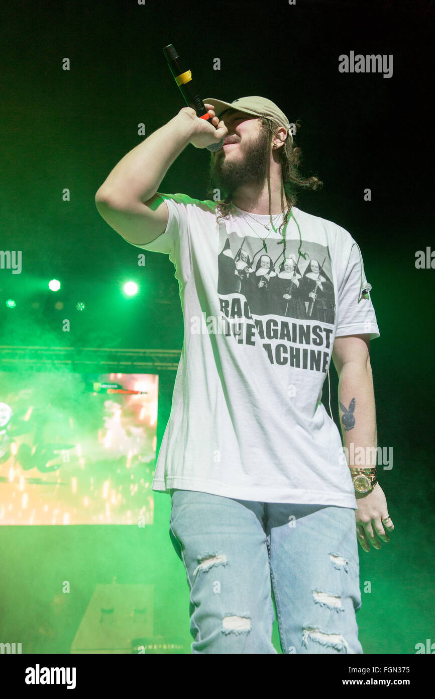 Gold teeth rapper hi-res stock photography and images - Alamy