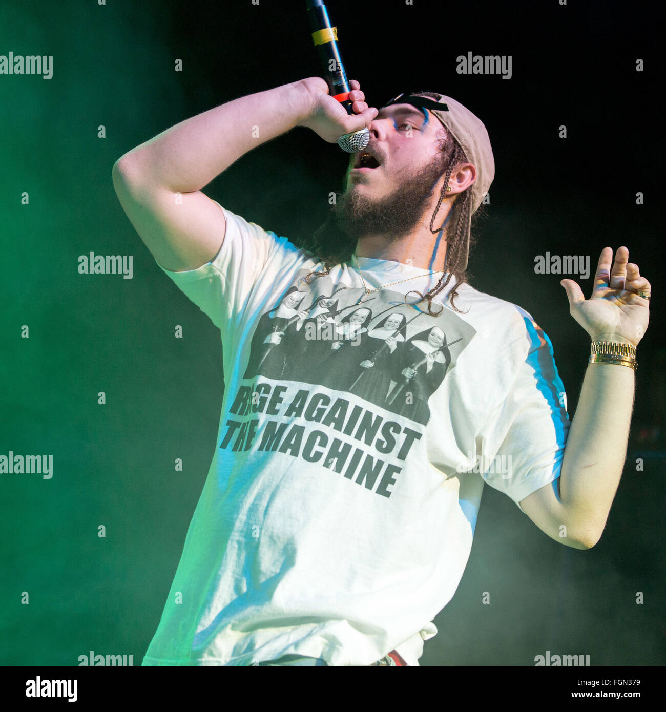 Gold teeth singer hi-res stock photography and images - Alamy