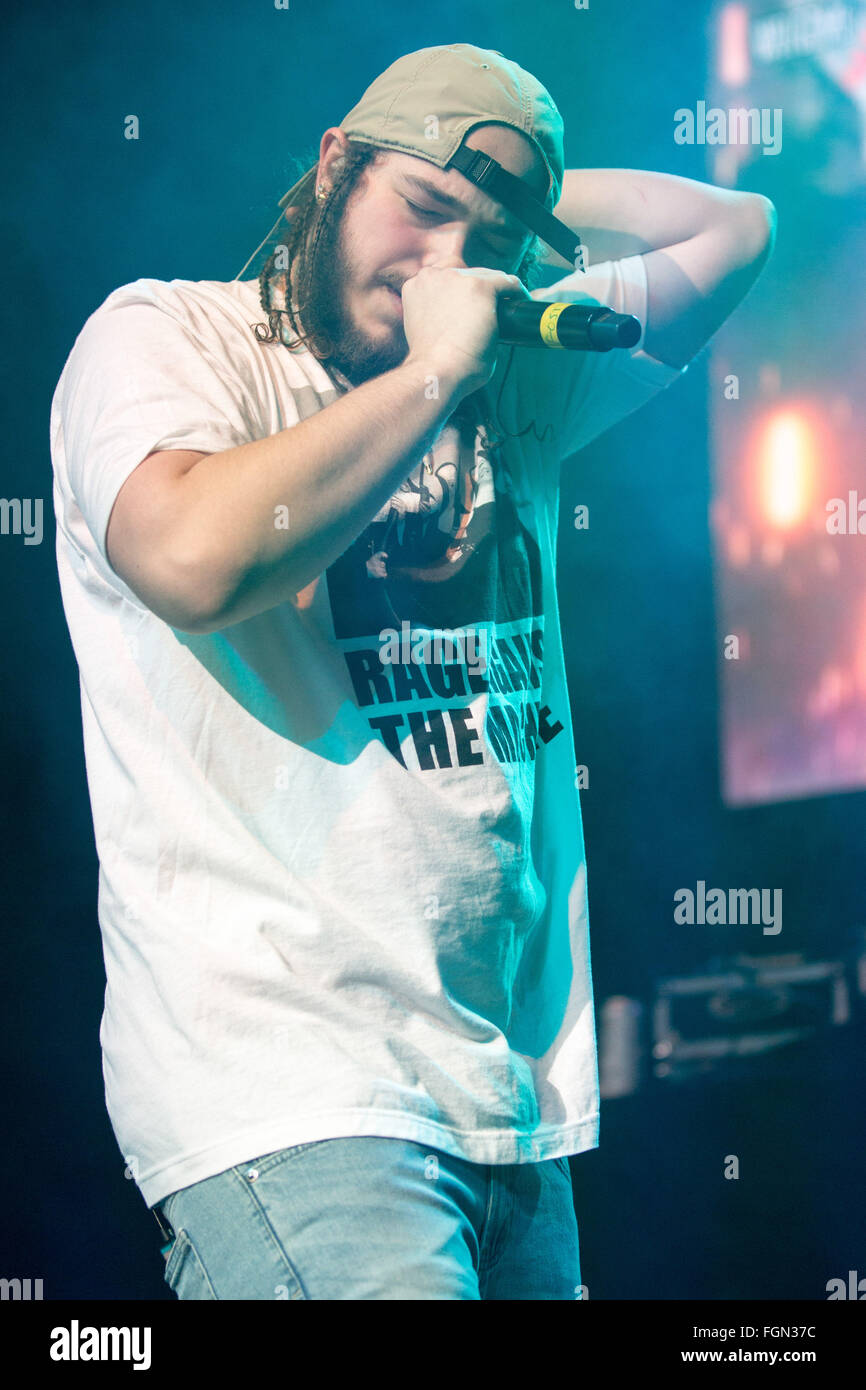 Gold teeth rapper hi-res stock photography and images - Alamy