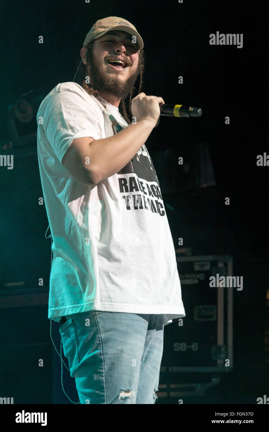 Gold teeth singer hi-res stock photography and images - Alamy