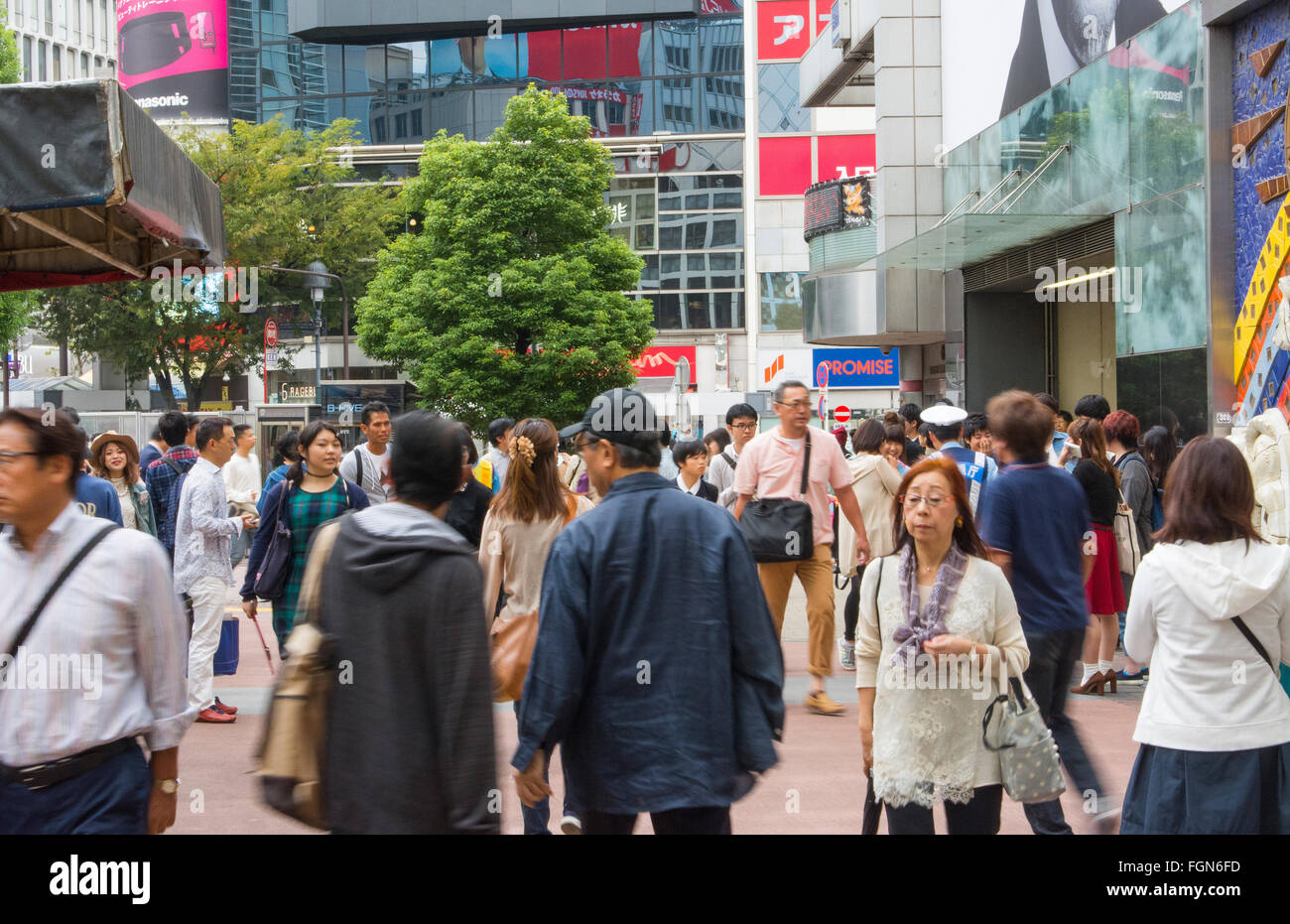 Busy streets of tokyo hi-res stock photography and images - Alamy