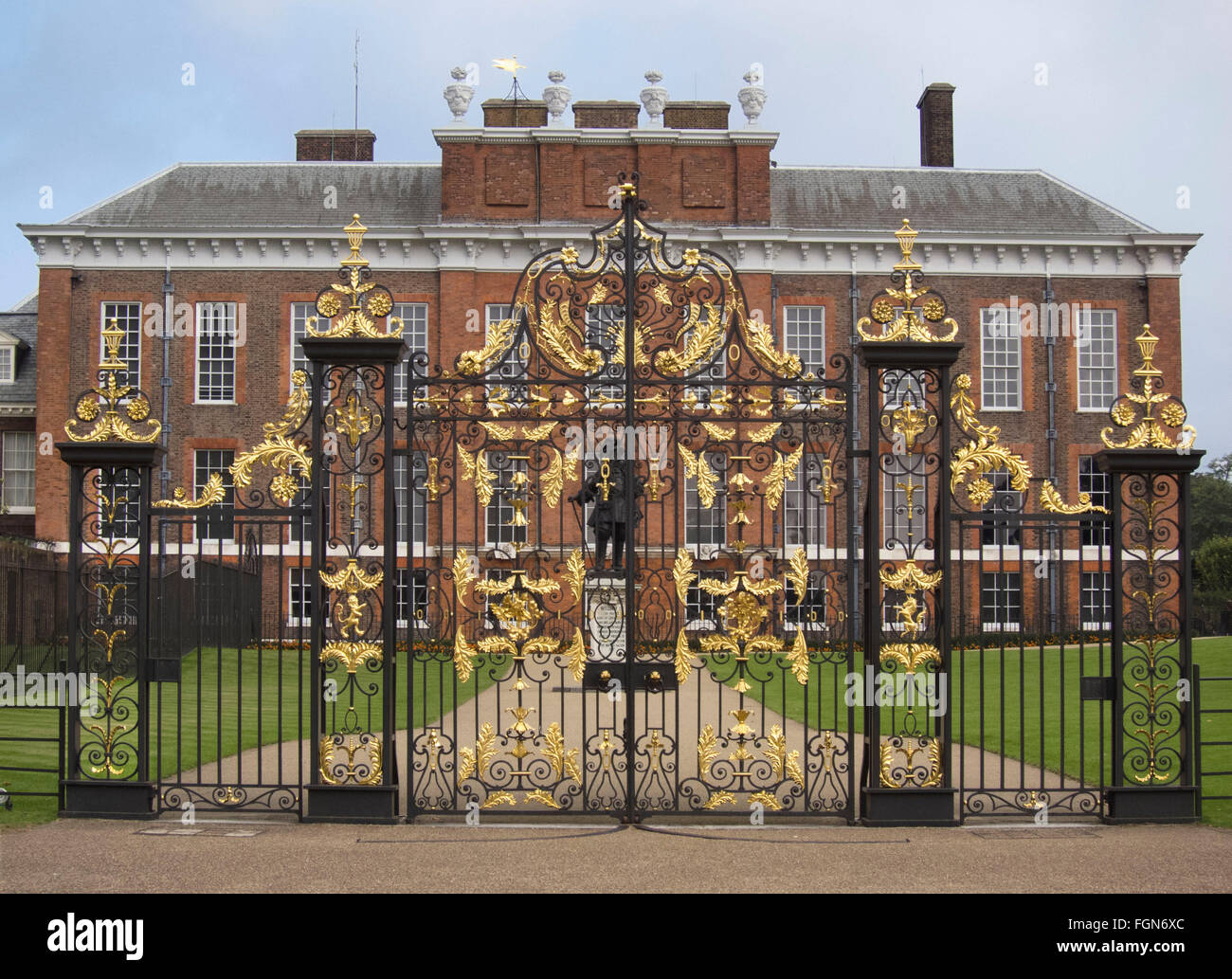 Kensington Palace front gate, London, England Stock Photo - Alamy