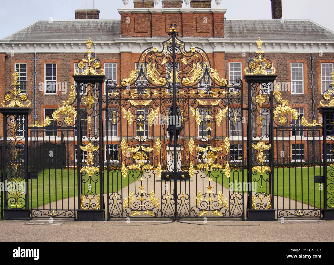 Kensington palace gates hi-res stock photography and images - Alamy