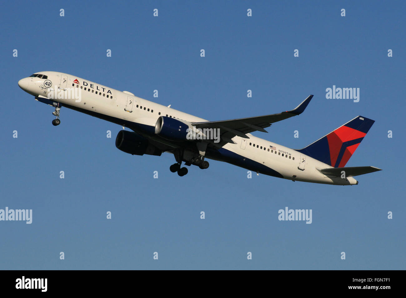 Delta boeing 757 hi-res stock photography and images - Alamy