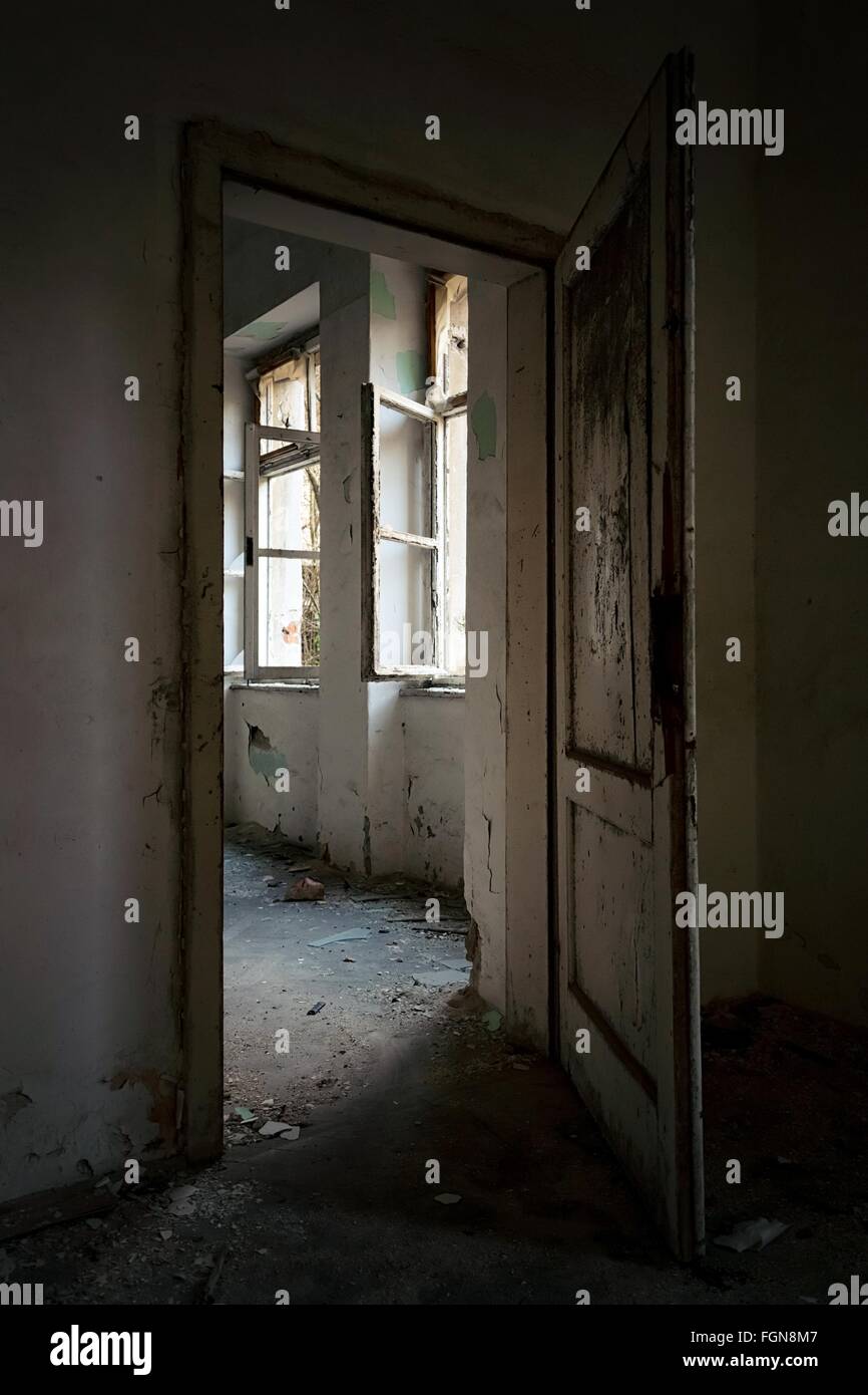 Interior shabby room desolate hi-res stock photography and images - Alamy