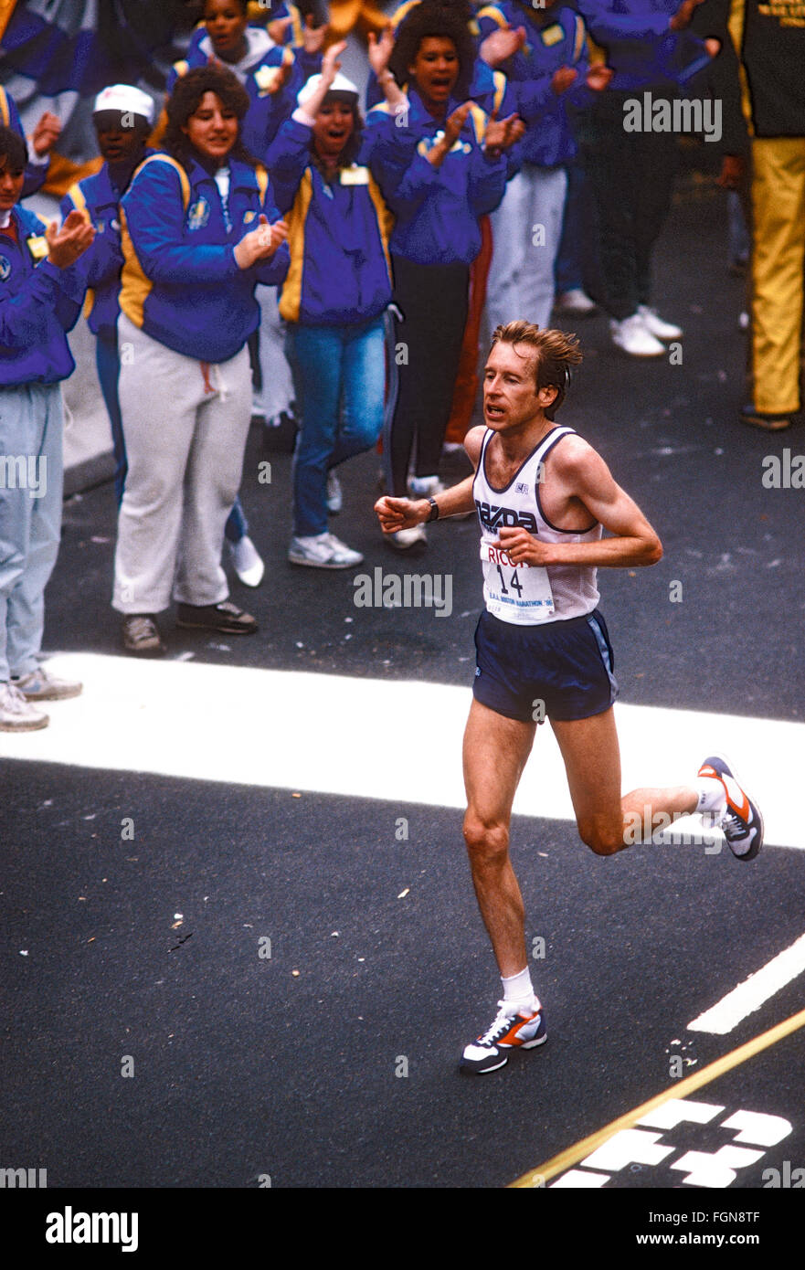Bill Rodgers competing in the 1986 Boston Marathon Stock Photo - Alamy