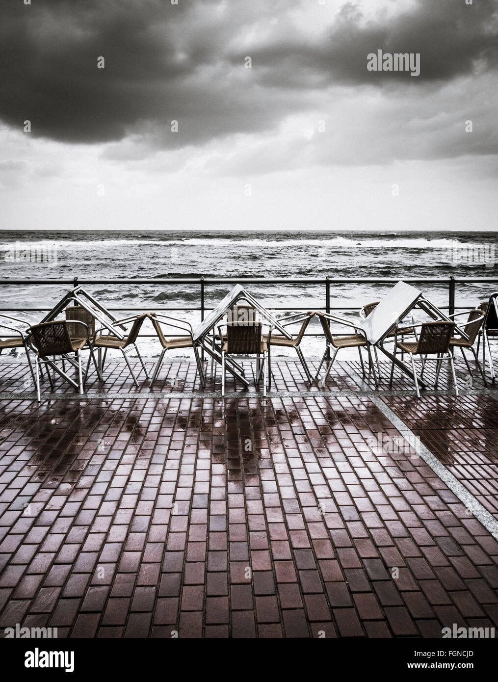 Wet cafe tables hi-res stock photography and images - Alamy