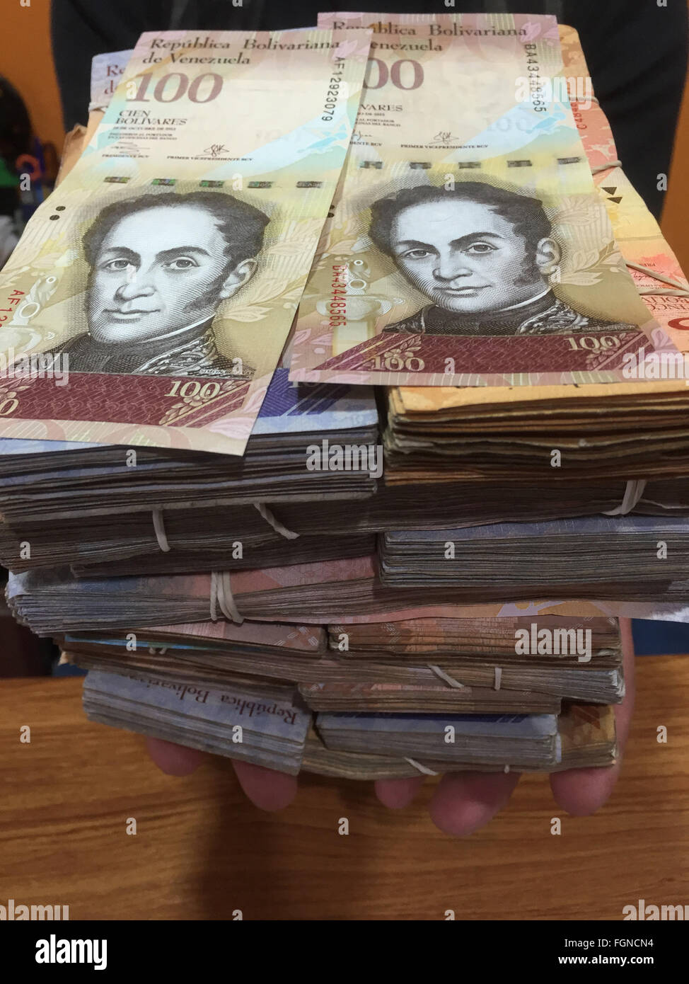 100 bolivar note hi-res stock photography and images - Alamy