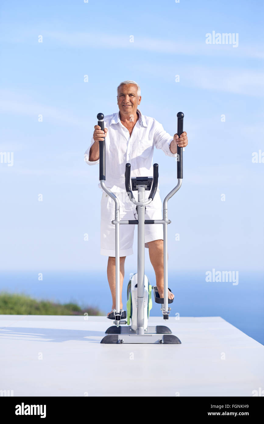 Old people outdoor gym hi-res stock photography and images - Alamy