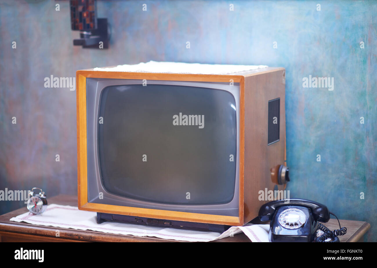 Retro tv wall hi-res stock photography and images - Alamy