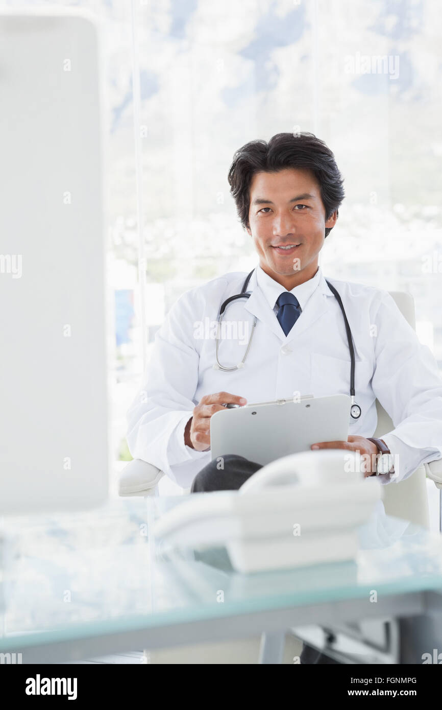 Doctor clipboard writing reading hi-res stock photography and images ...