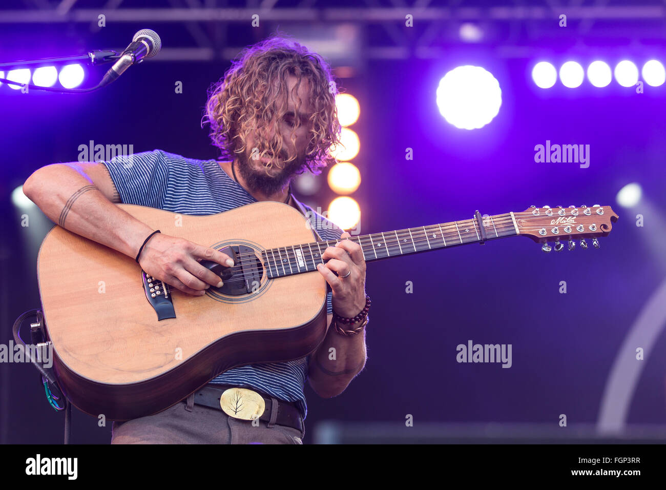 John butler guitar hi-res stock photography and images - Alamy