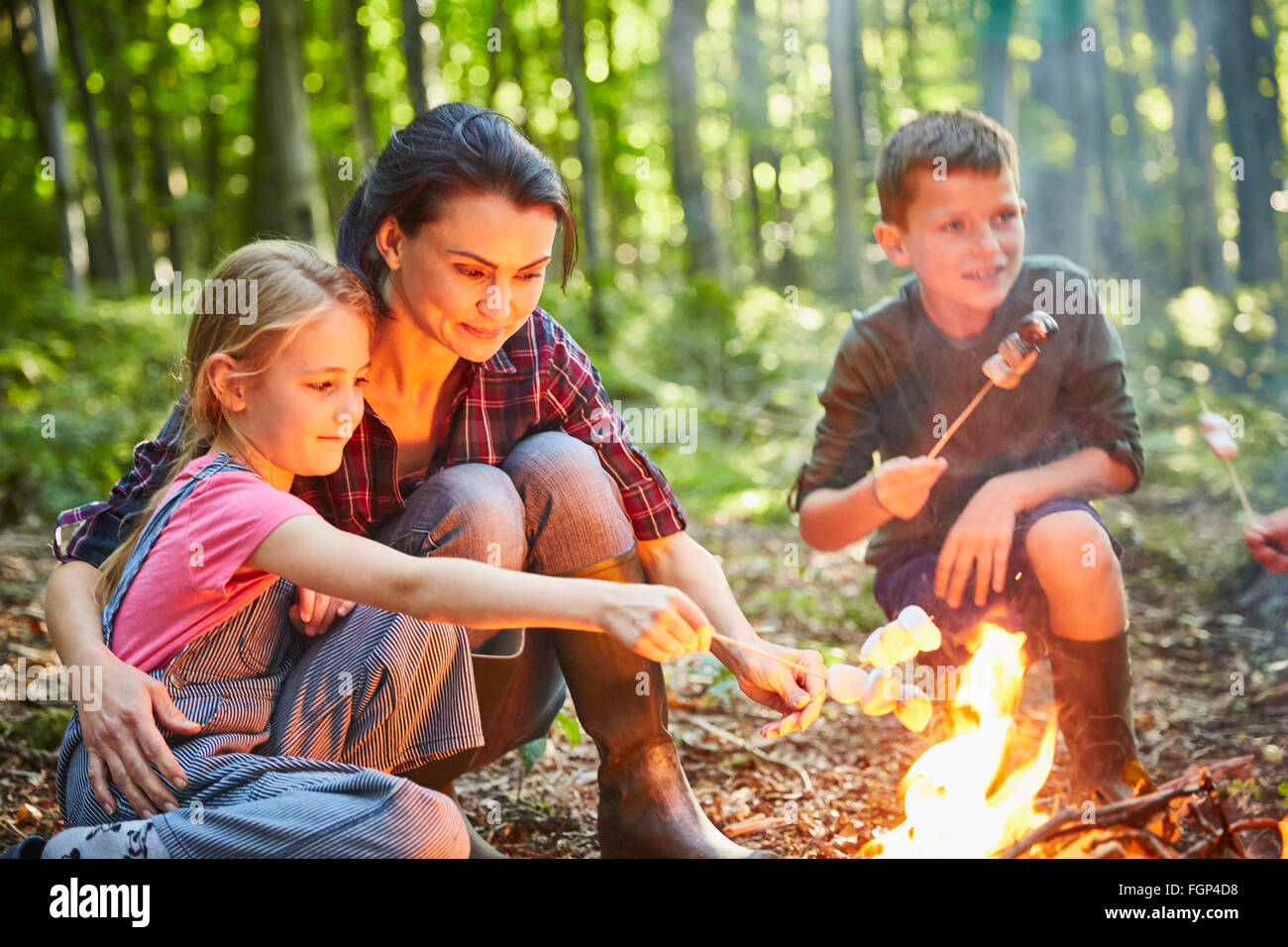 Campfire people hi-res stock photography and images - Alamy