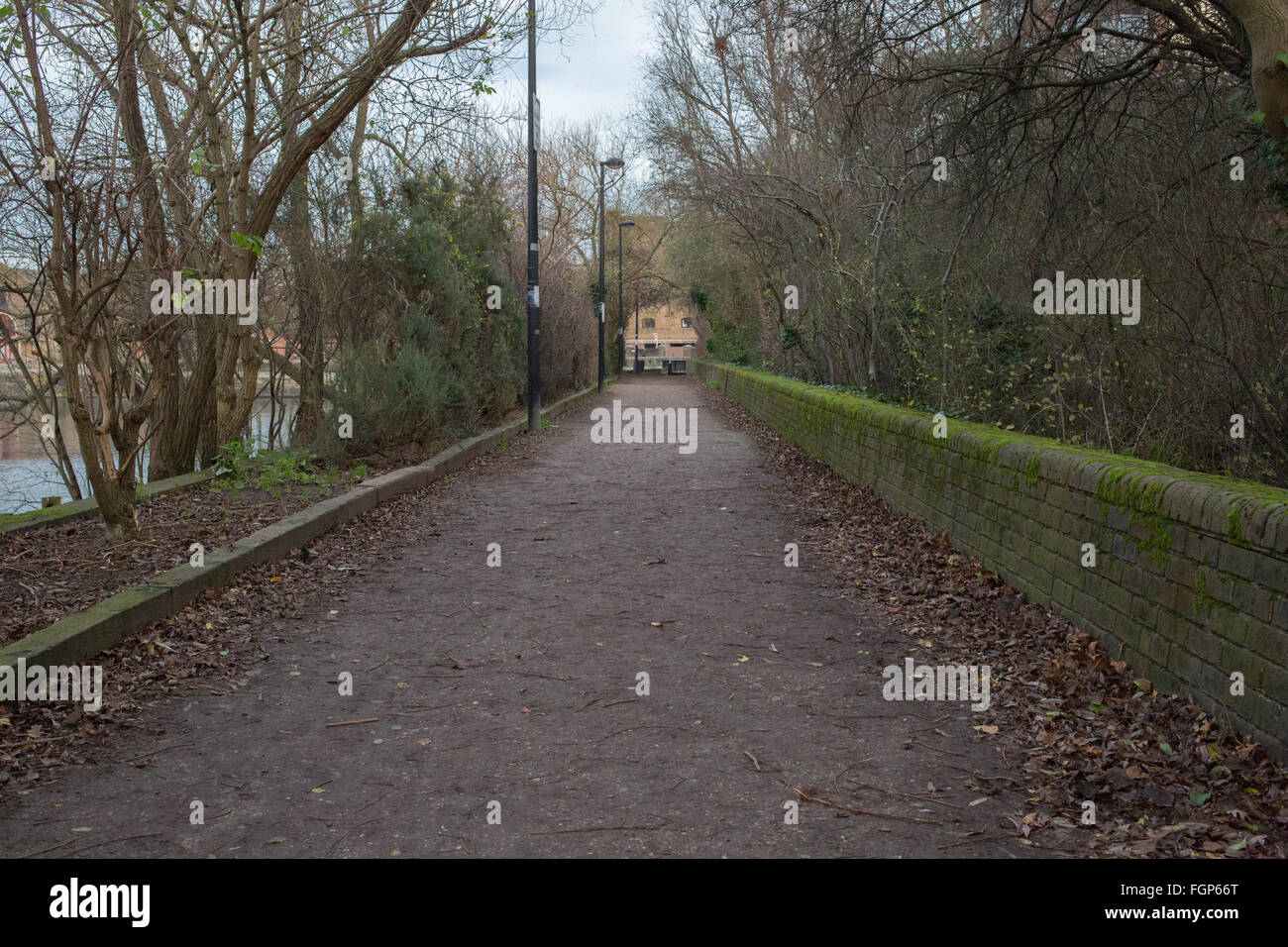 Shadwell Basin riverside walkway Stock Photo - Alamy