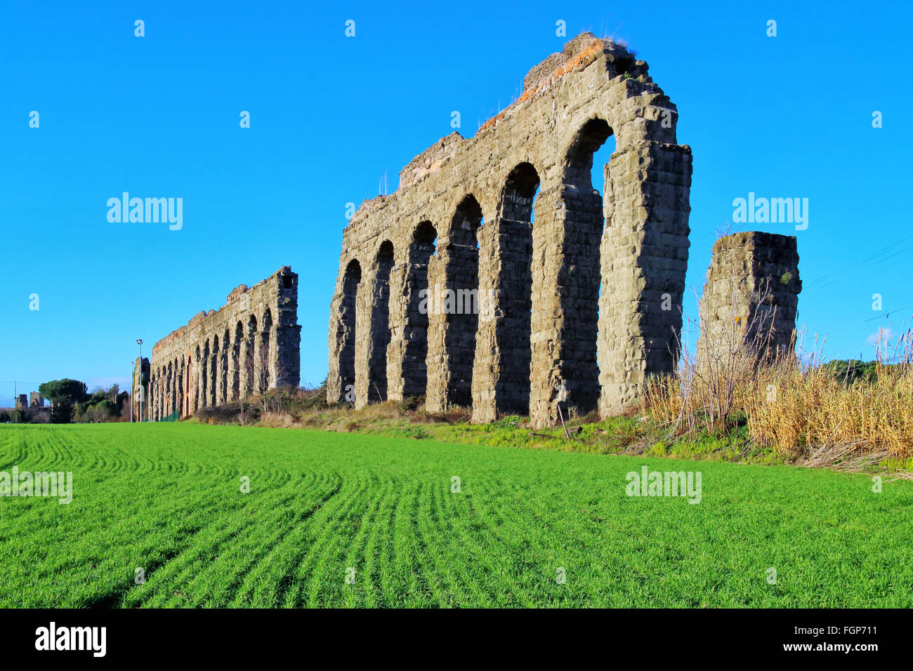 Arches of an ancient roman aqueduct hi-res stock photography and images ...