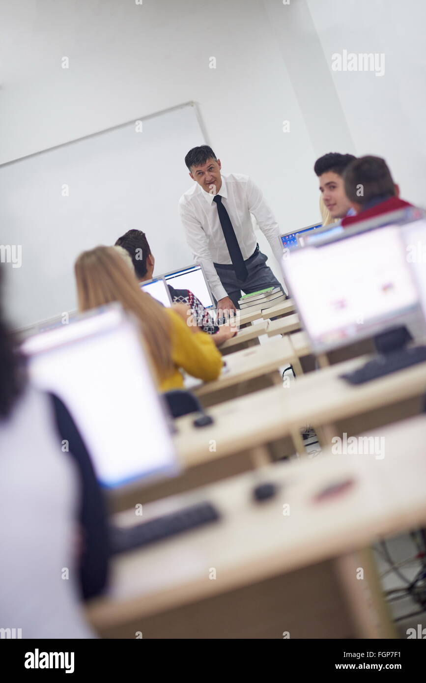 Teen students computer lab hi-res stock photography and images - Alamy
