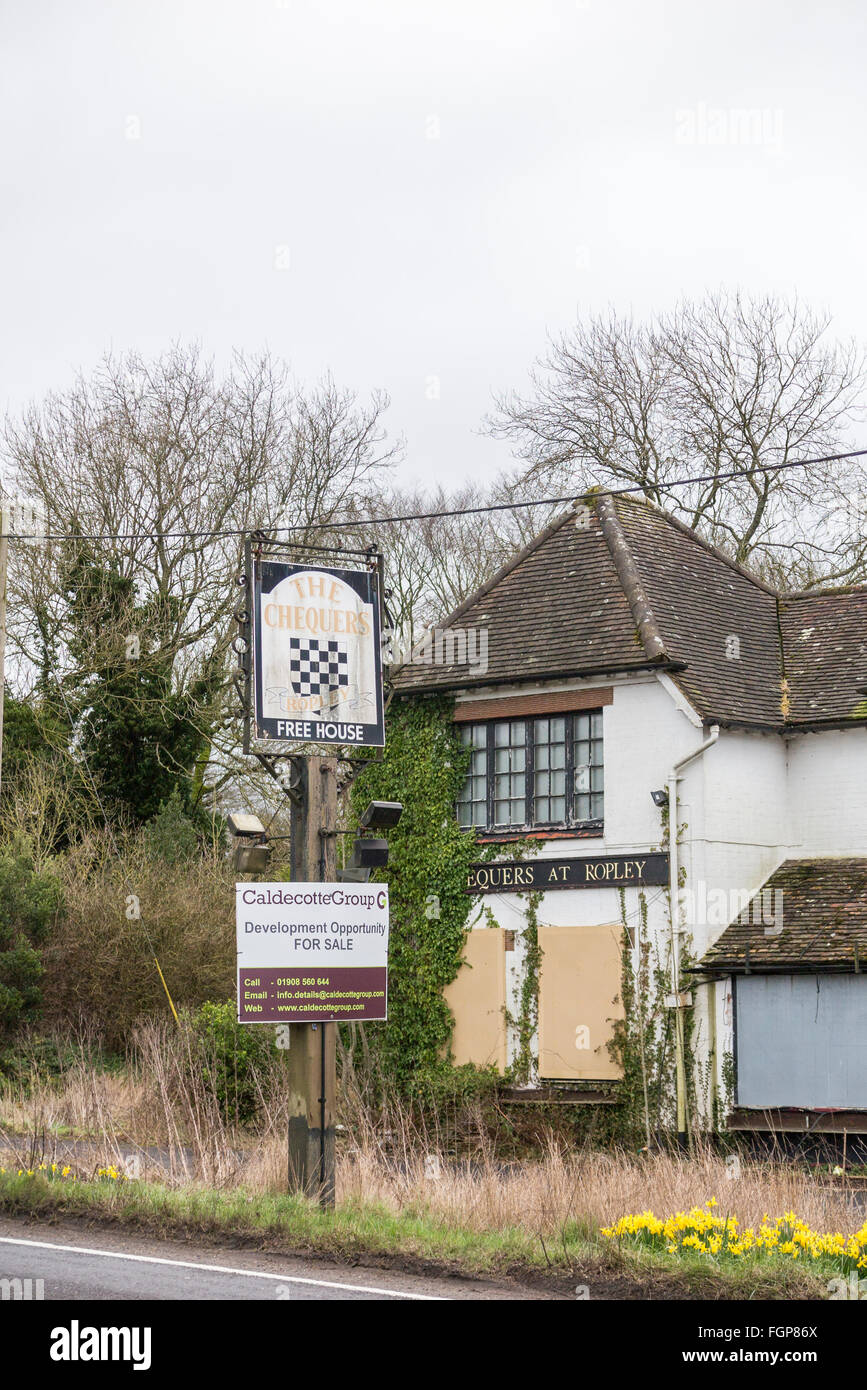 Chequers pub sign hi-res stock photography and images - Alamy
