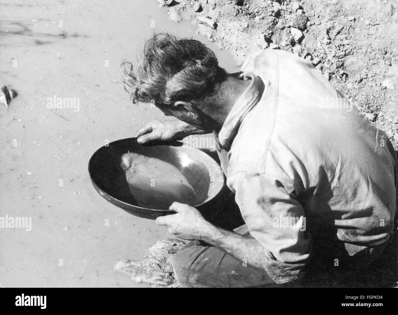 Sieving for gold hi-res stock photography and images - Alamy