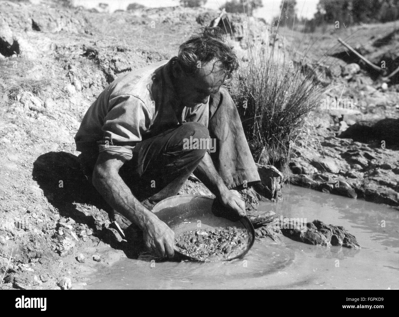 Sieving for gold hi-res stock photography and images - Alamy