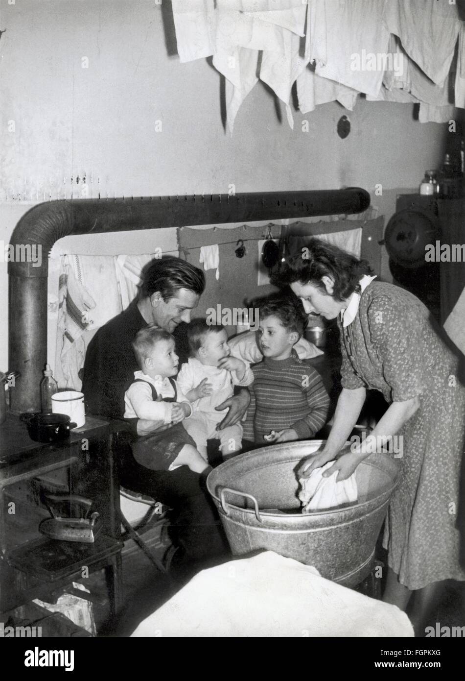 1950 kitchen family hi-res stock photography and images - Alamy