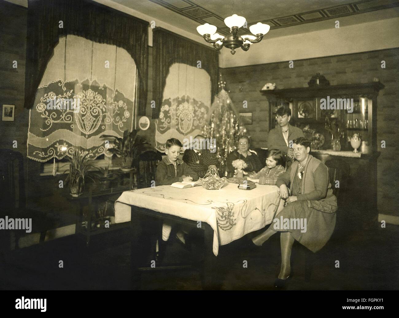 Christmas family tree 1920s hi-res stock photography and images - Alamy