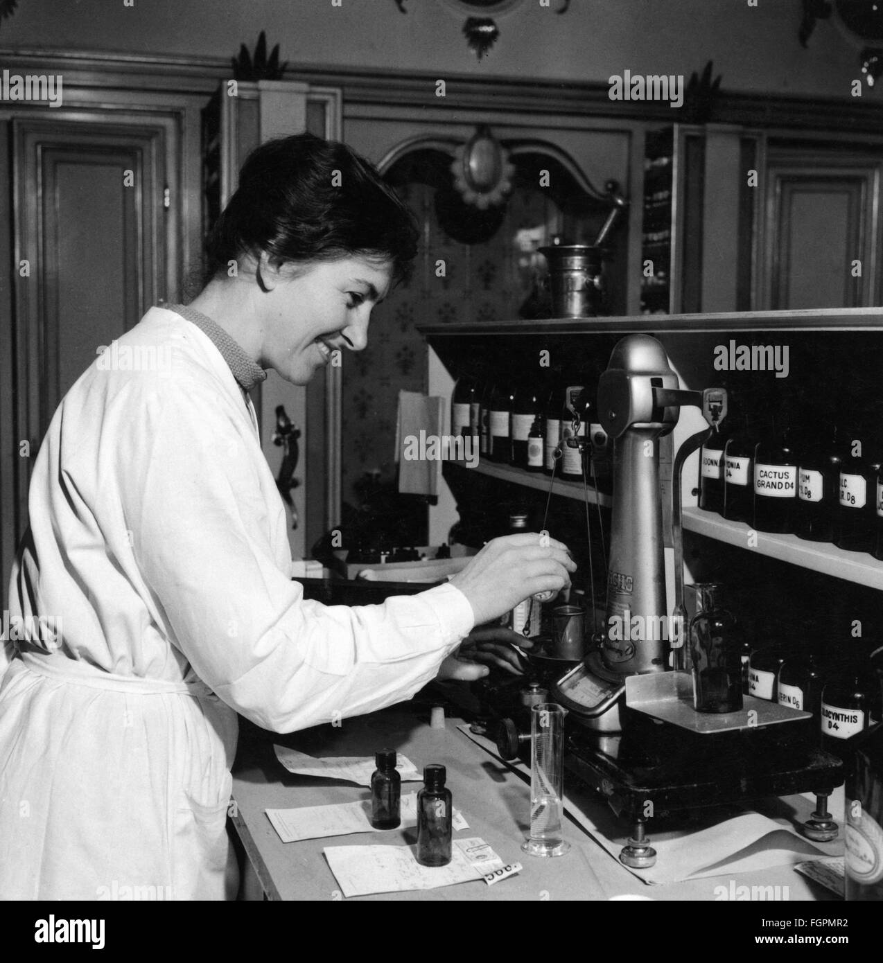 Pharmacist 20th century hi-res stock photography and images - Alamy