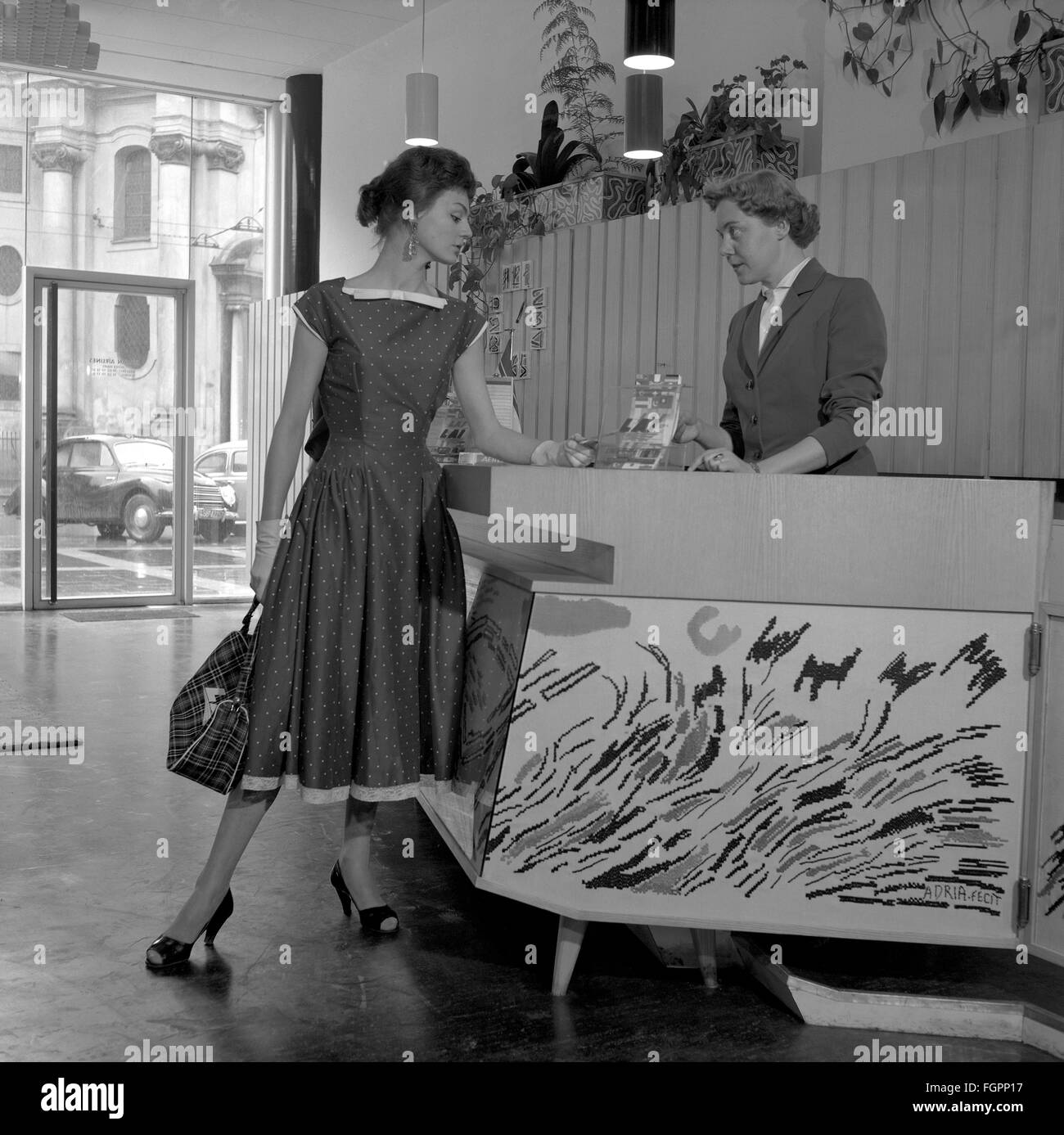 Office woman 1950s hi-res stock photography and images - Alamy
