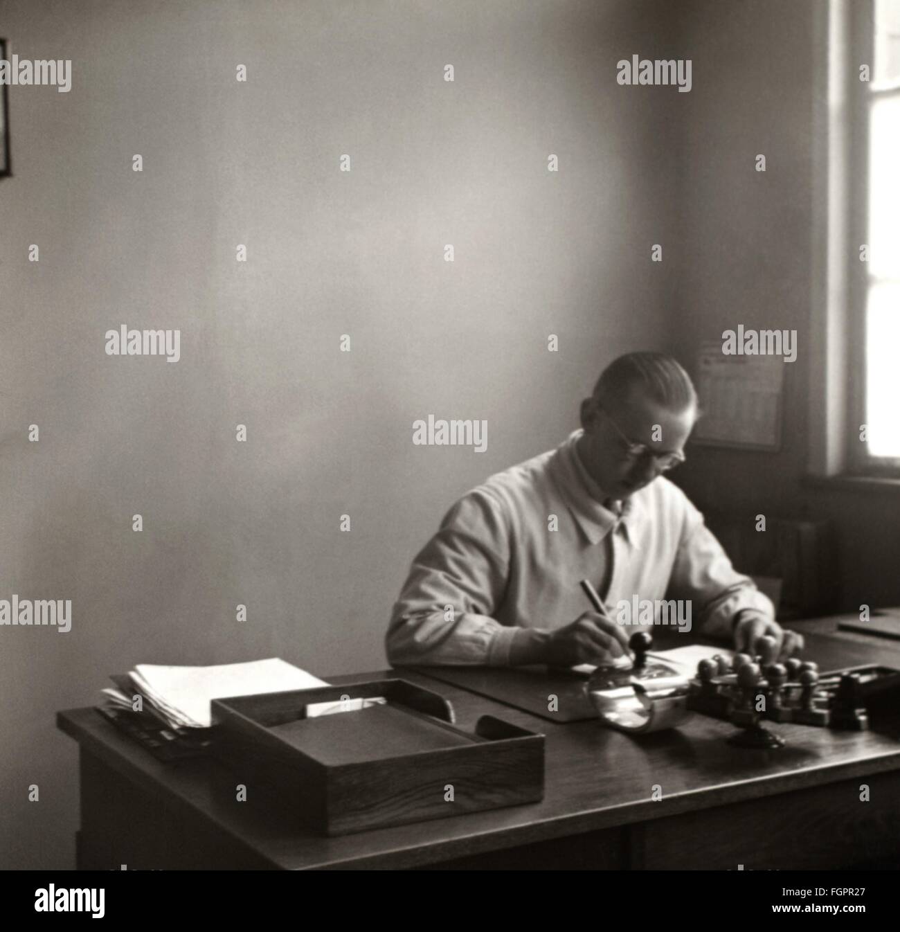 1930s clerk hi-res stock photography and images - Alamy