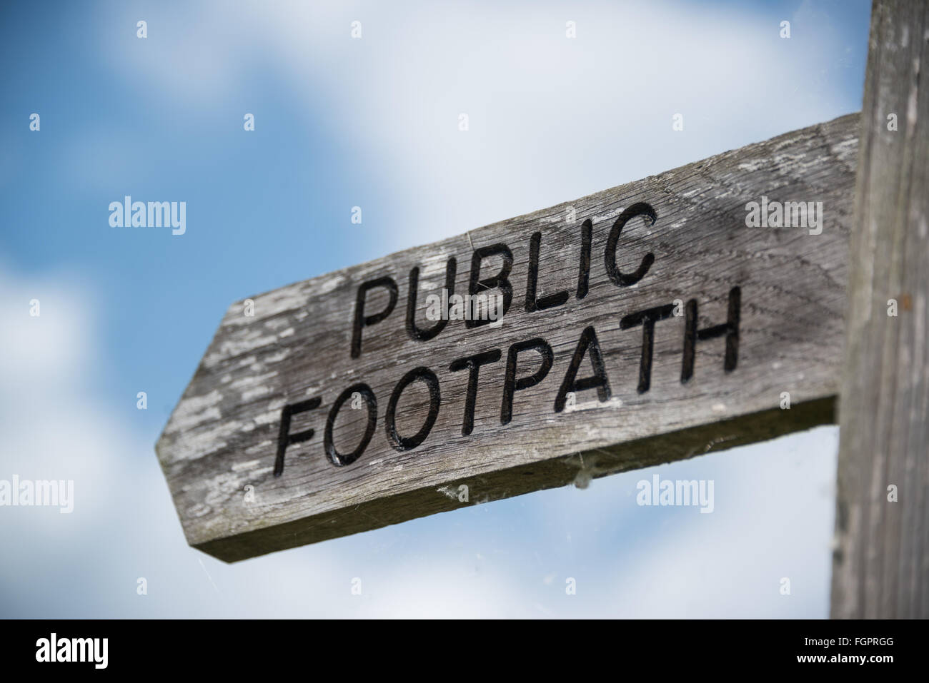 Footpath sign waymark arrow hi-res stock photography and images - Alamy