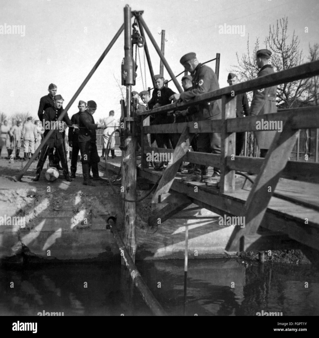 Members of a reichsarbeitsdienst unit hi-res stock photography and ...