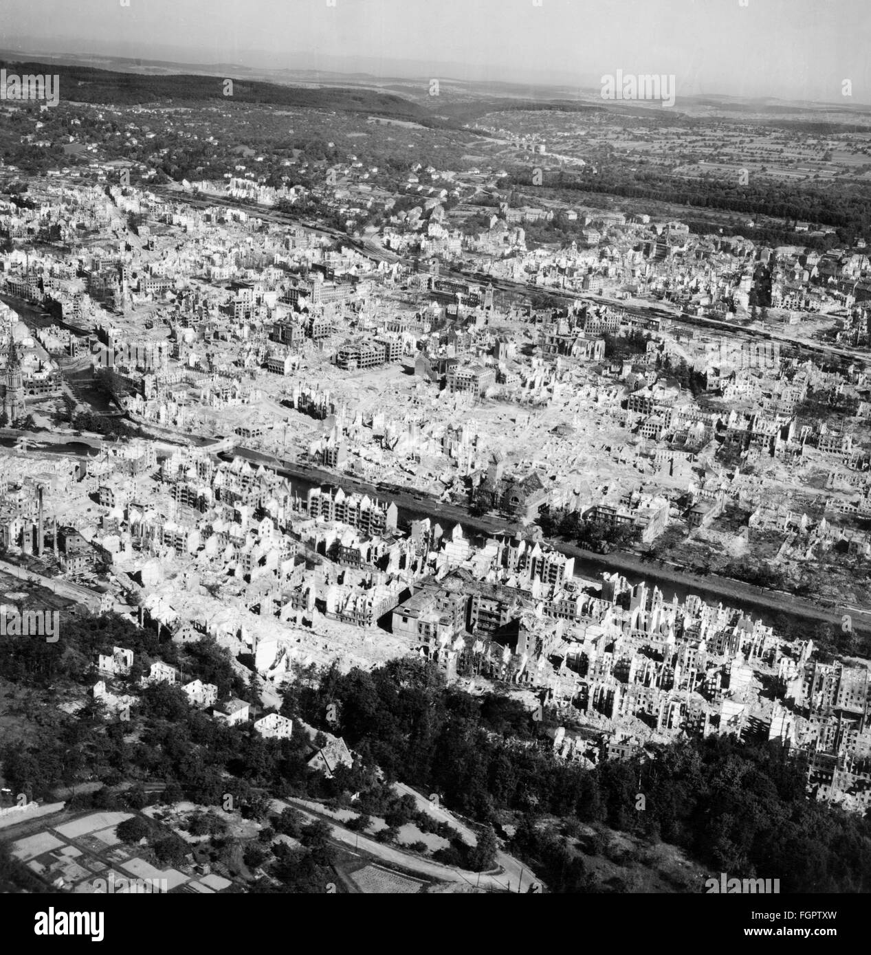 Wwii destroyed city hi-res stock photography and images - Alamy