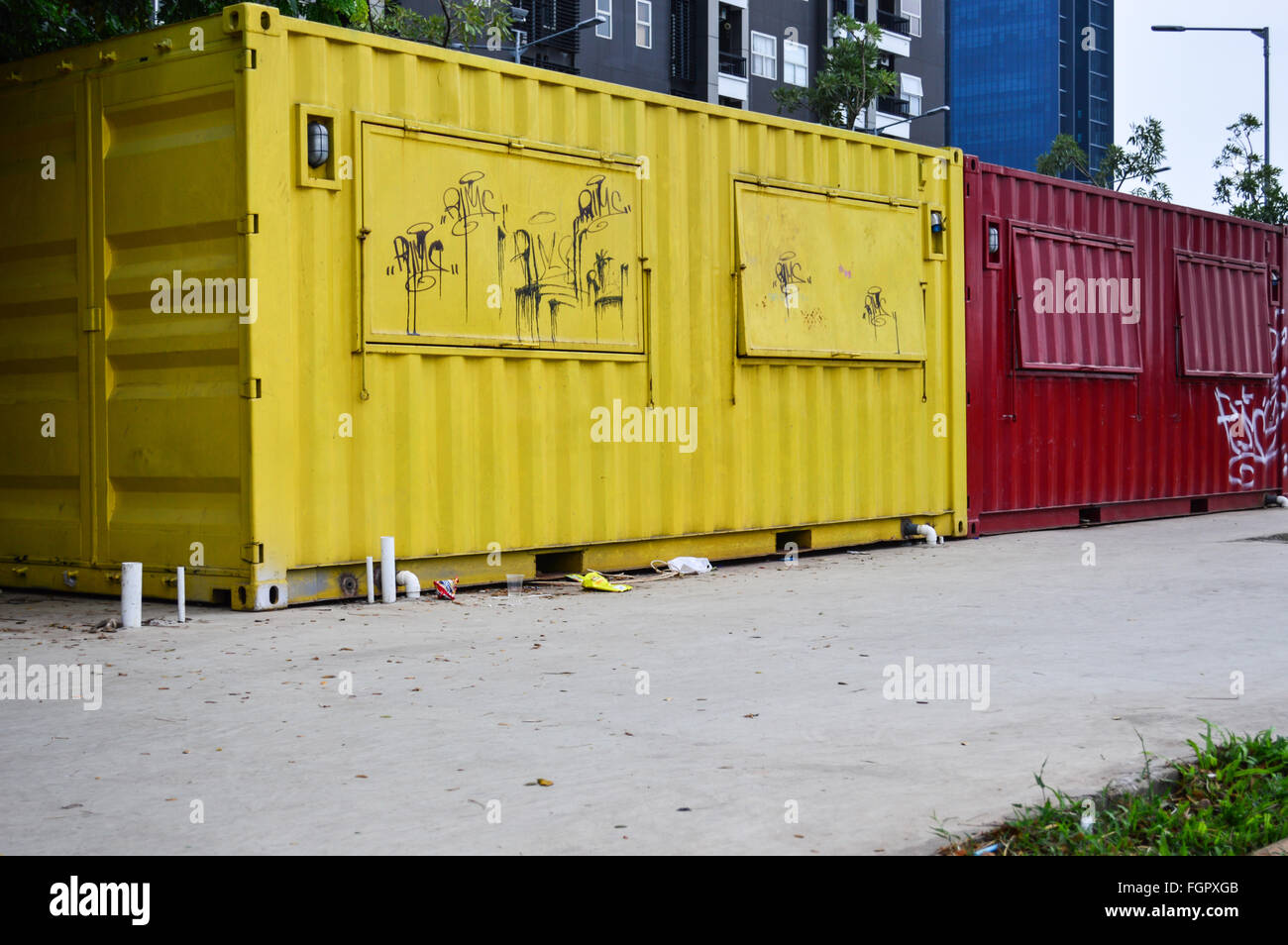 Shipping container graffiti hi-res stock photography and images - Alamy