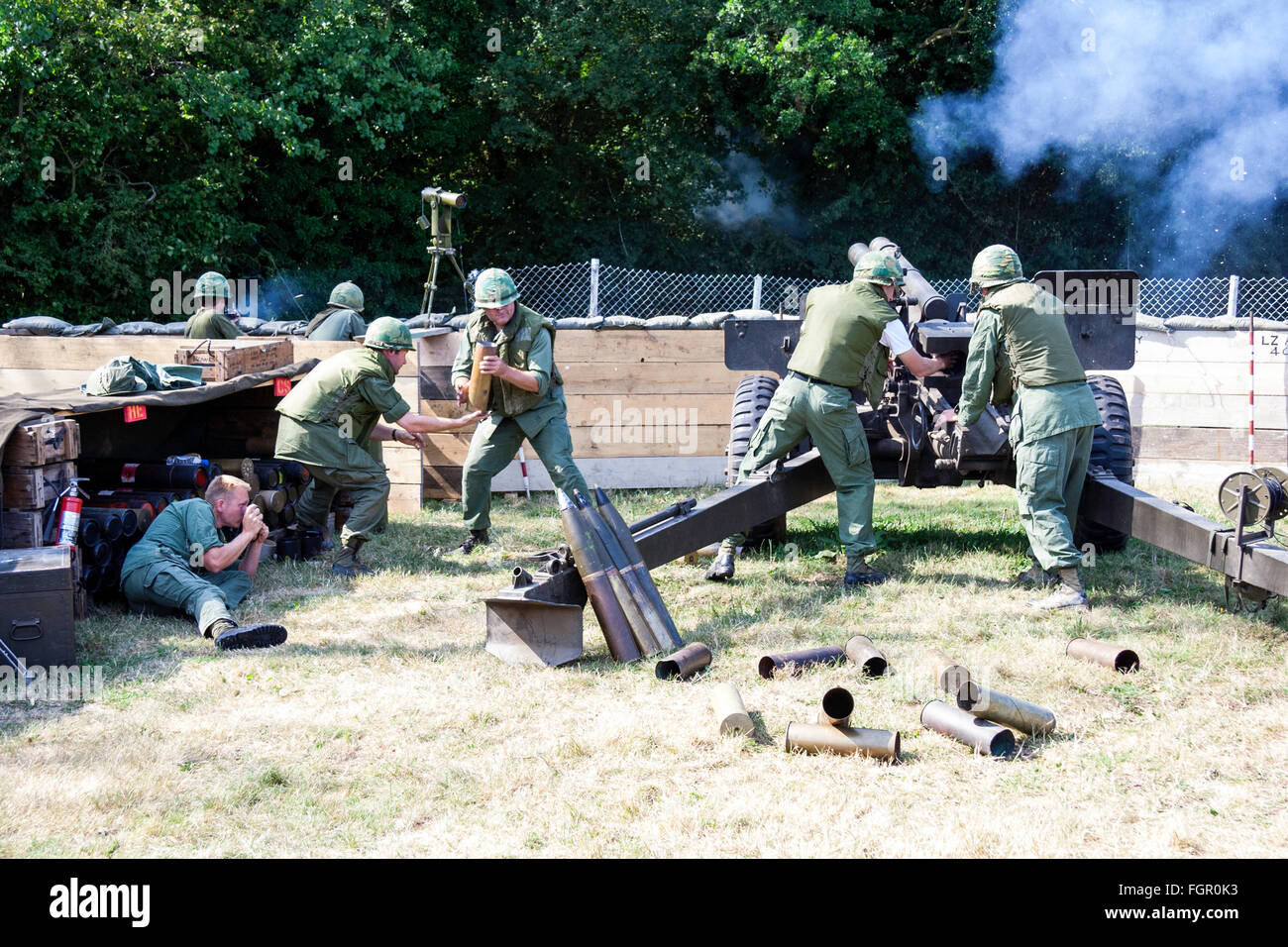 American soldiers loading howitzer hi-res stock photography and images ...