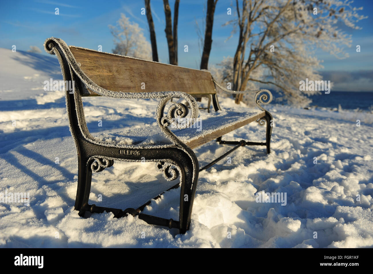 Frozen bench hi-res stock photography and images - Alamy