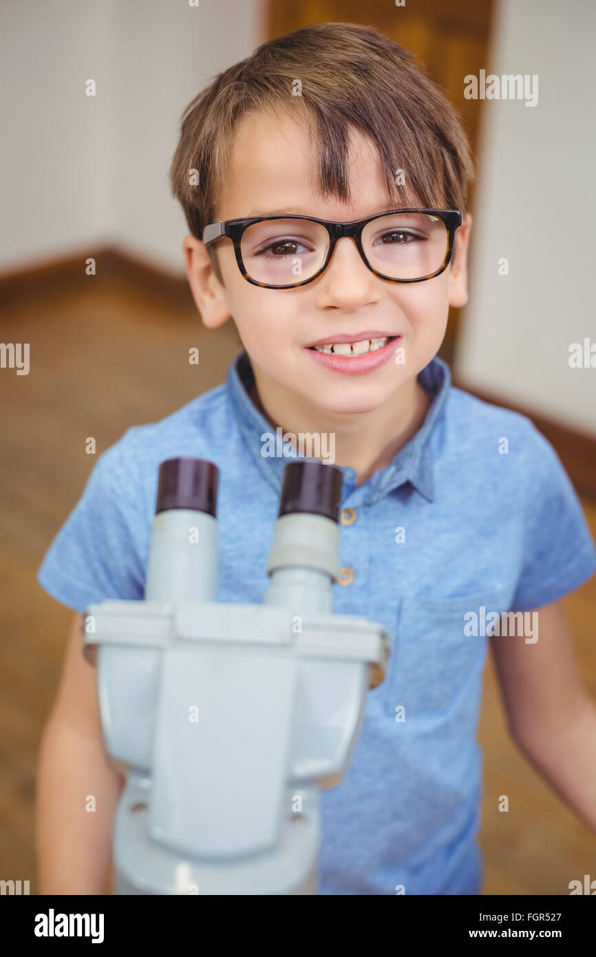Pupil looking through microscope in class Stock Photo - Alamy