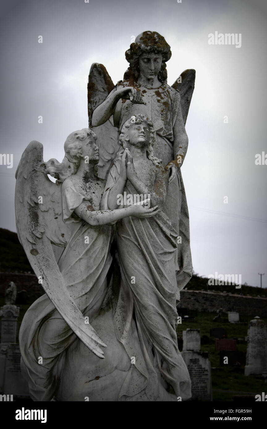 Grave stone with angels hi-res stock photography and images - Alamy