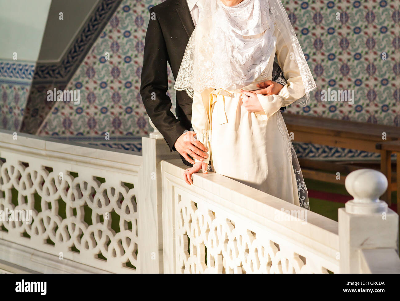 Happy islamic couple posing in front of mosque Stock Photo - Alamy